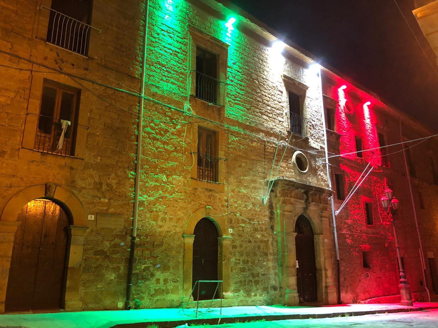 PIETRAPERZIA. Rifiuti vari al campo sportivo “San Gisippuzzu”.